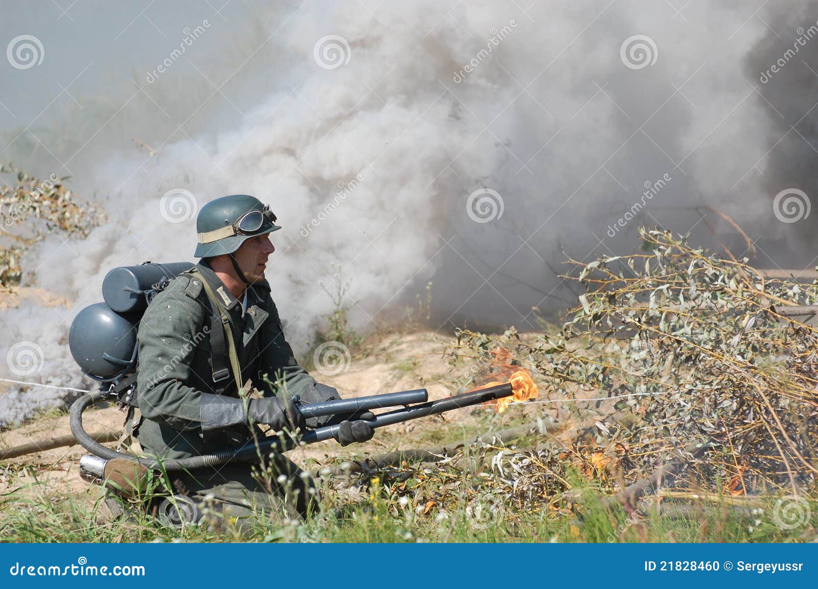 Deutscher Soldat Mit Flammenwerfer Stockfoto - Bild von feuer, antike ...