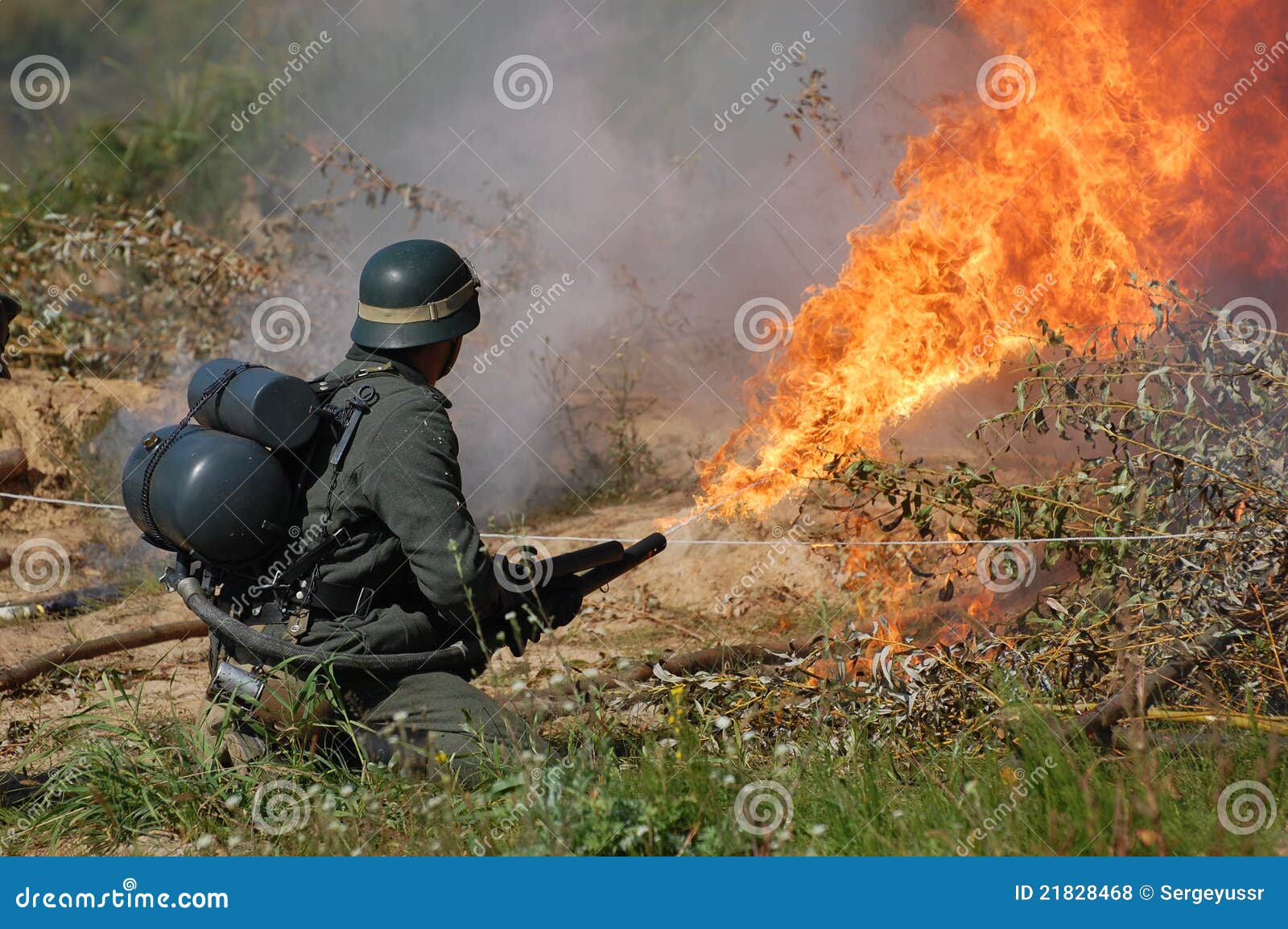 Deutscher Soldat Mit Flammenwerfer Stockfoto - Bild von gefährlich ...