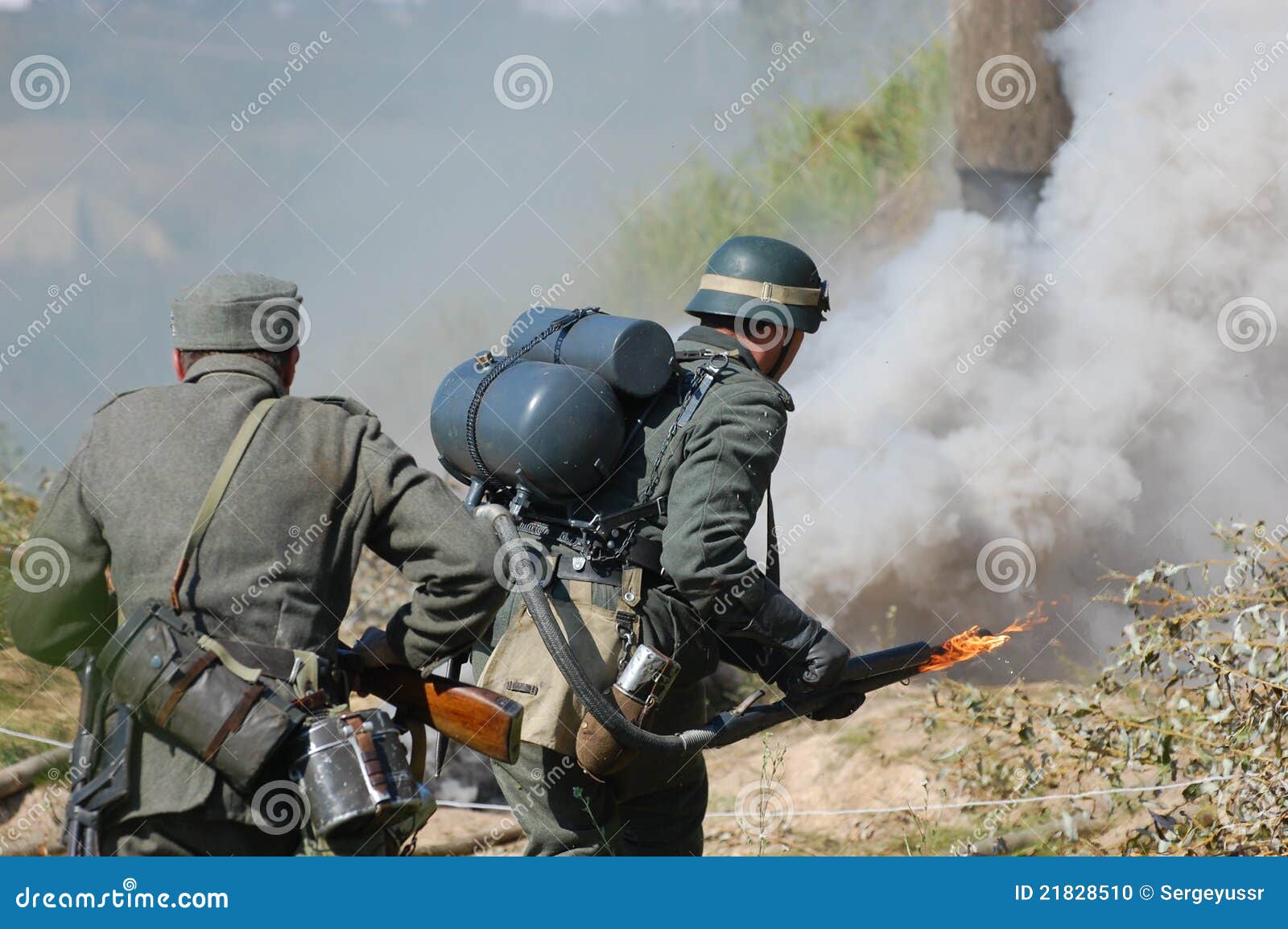 Deutscher Soldat Mit Flammenwerfer Stockfoto - Bild von flammenwerfer ...