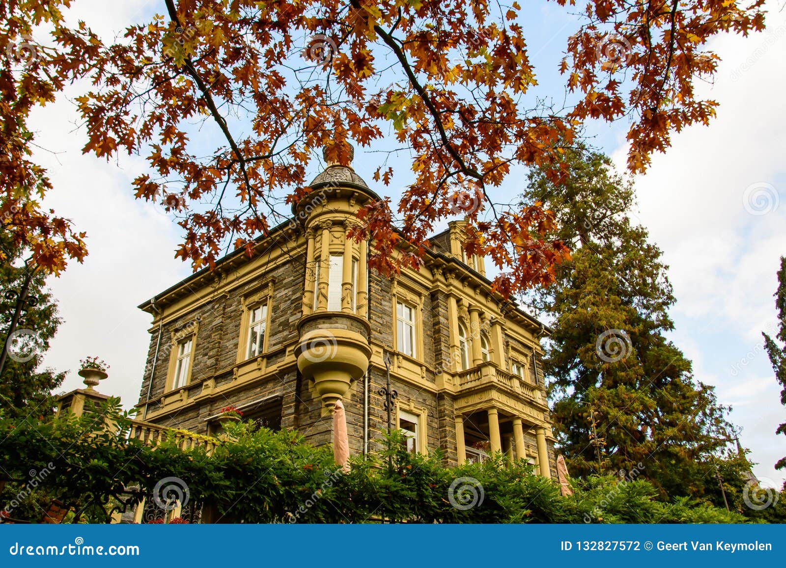 Deutsches Landhaus in Der Herbstlandschaft Stockfoto - Bild von ...