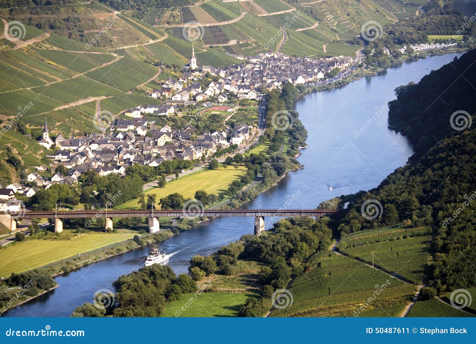 Deutschland, Ansicht Zu Bremm Durch Mosel-Fluss Stockbild - Bild von ...