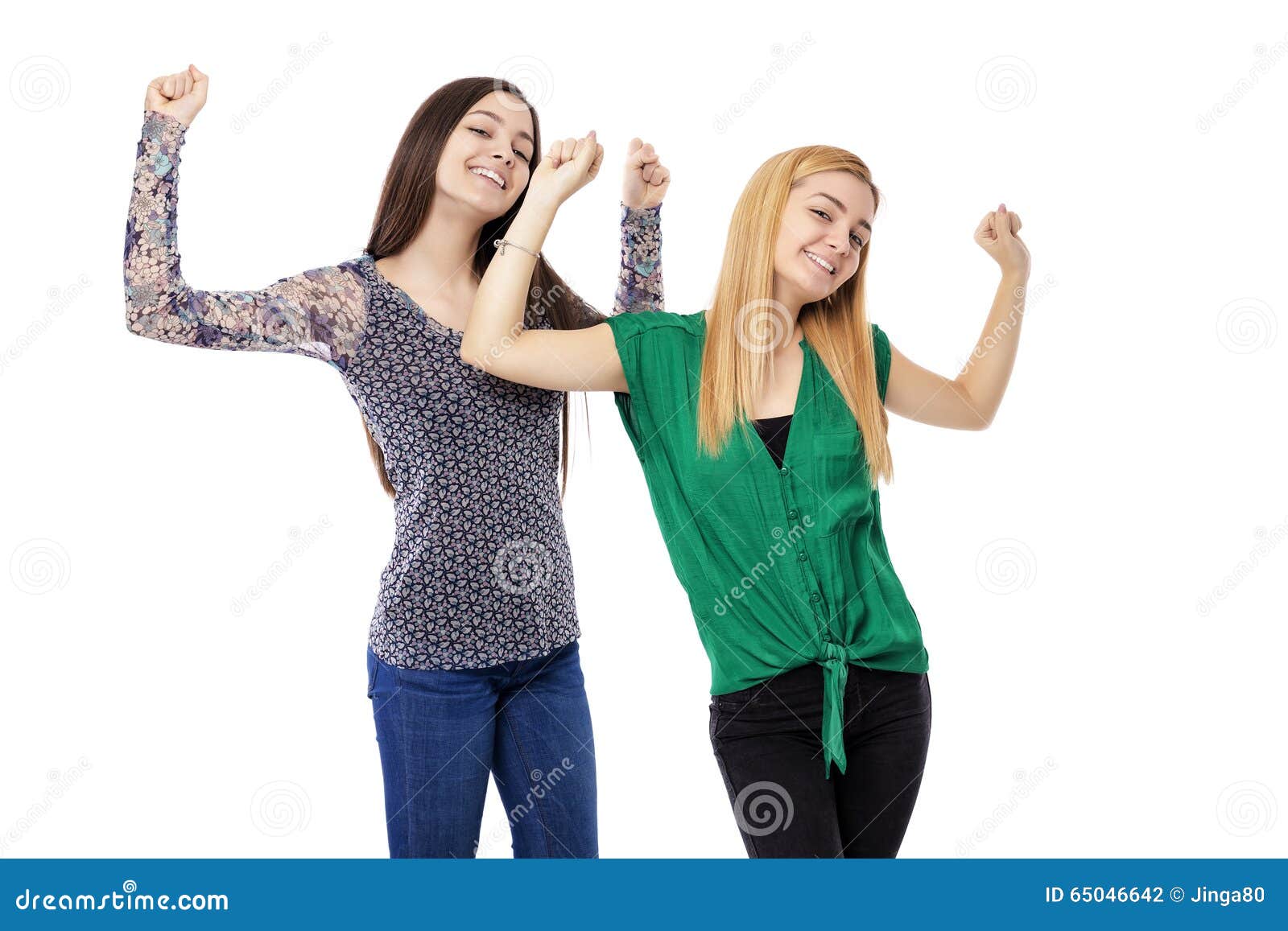 Deux Adolescentes Attirantes De Sourire Blondes Et Brune Photo Stock