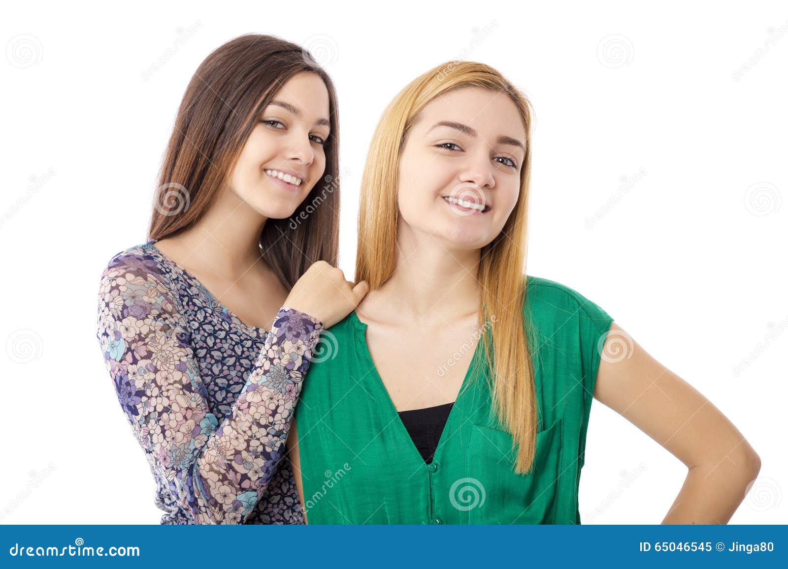 Deux Adolescentes Attirantes De Sourire Blondes Et Brune Pose Image