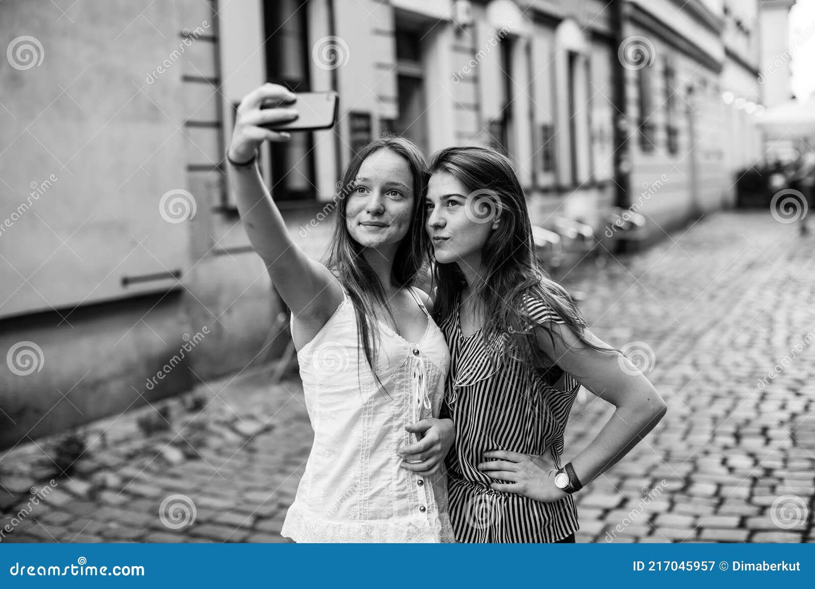 Deux Adolescentes Mignonnes Prennent Selfie Dans La Rue Du Vieux
