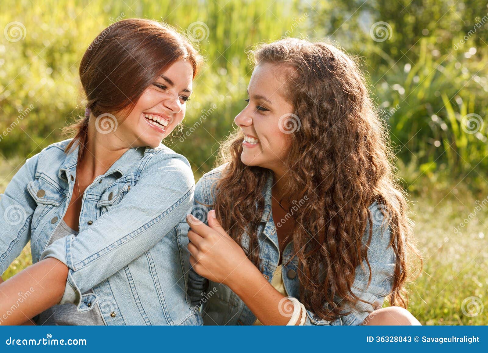 Deux amies image stock. Image du nature, denim, adolescent - 36328043