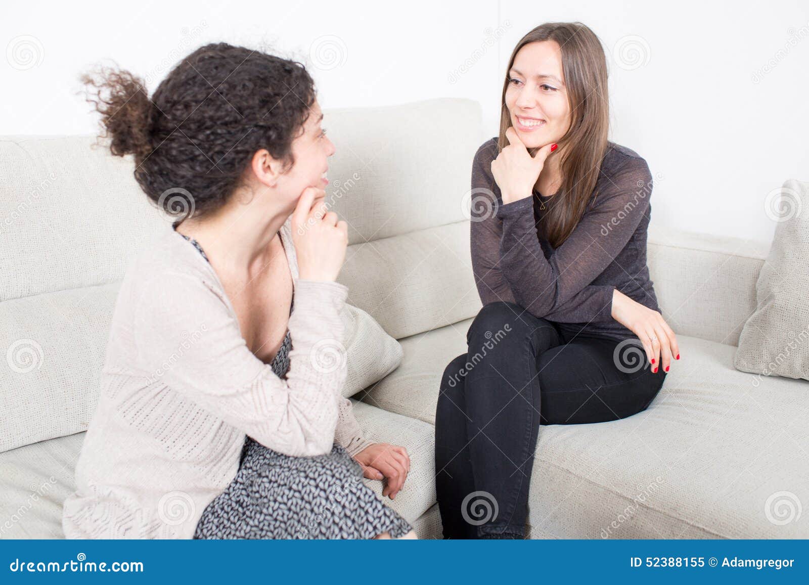 Deux Amies Discutent Le Positif Image stock - Image du amitié, beau ...