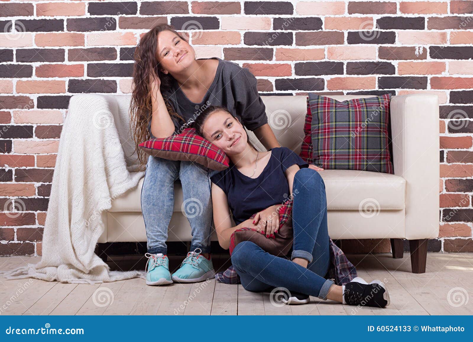 Deux Amies Sasseyant Sur Le Divan Et Le Sourire Image Stock Image Du