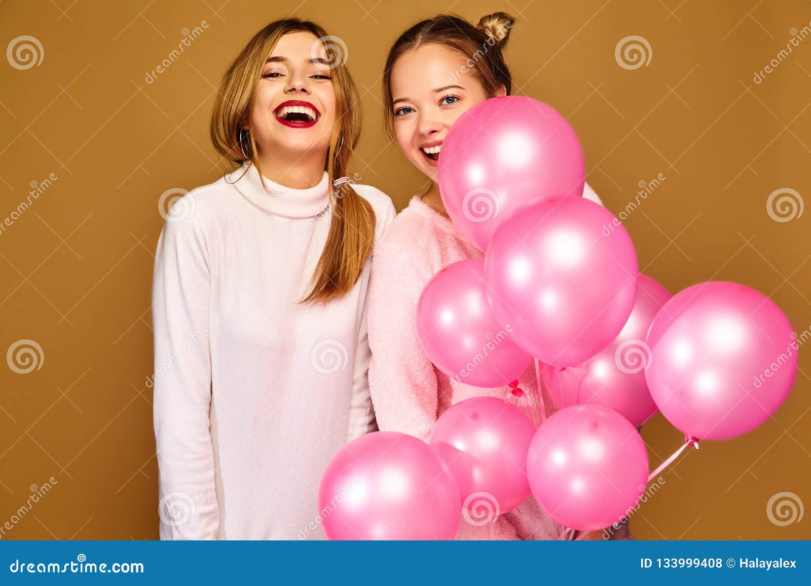 Deux Belles Filles Blondes Posant Sur Le Fond Dor Photo Stock Image