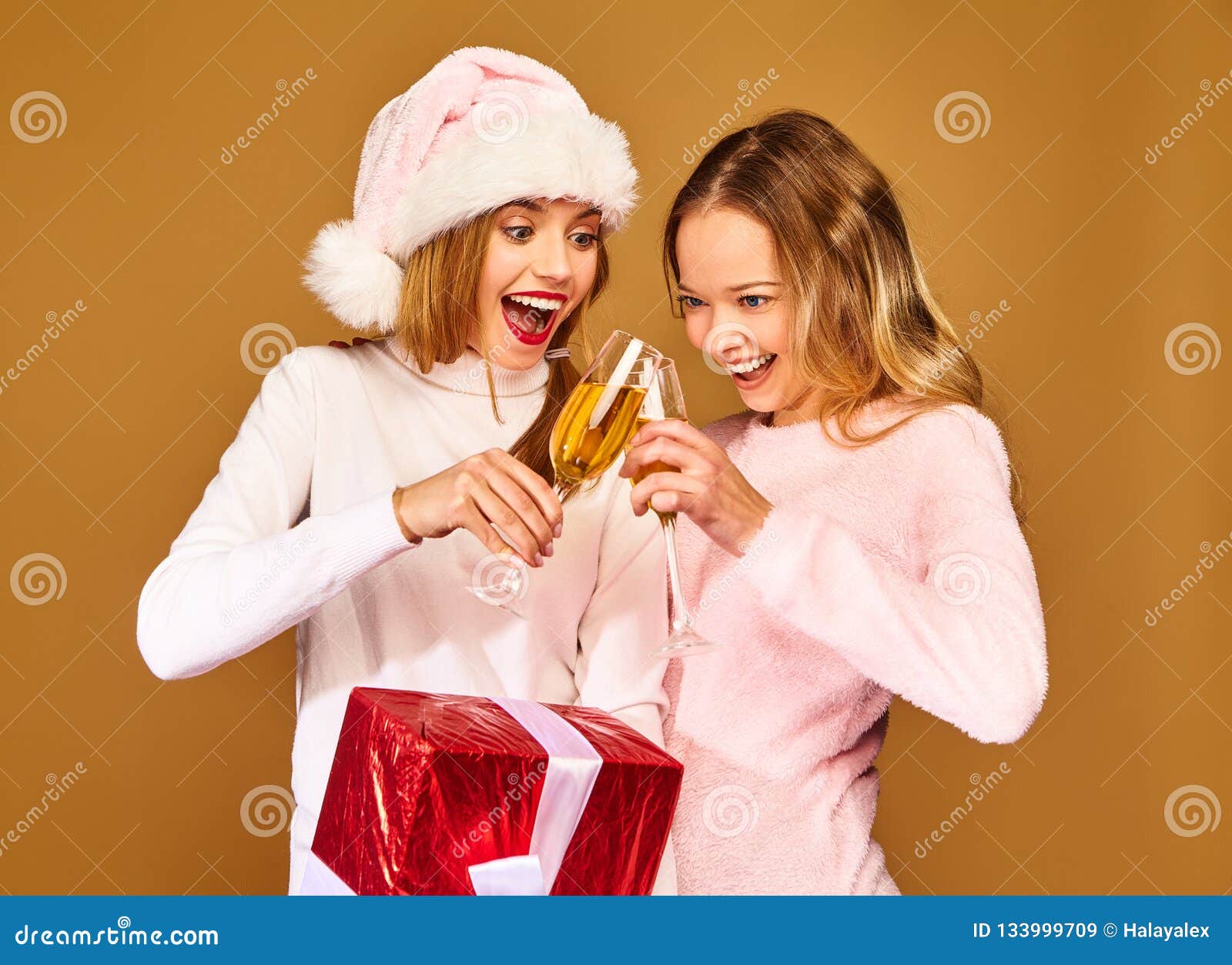 Deux Belles Filles Blondes Posant Sur Le Fond Dor Image Stock Image