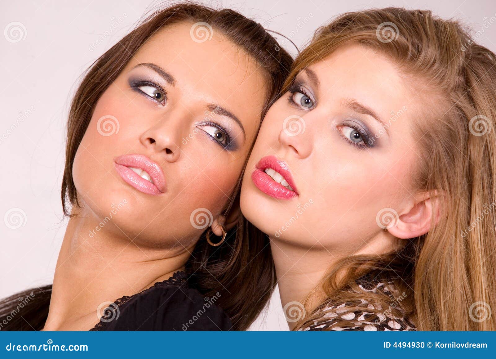 Deux Belles Filles Caucasiennes Photo Stock Image Du Heureux Passion