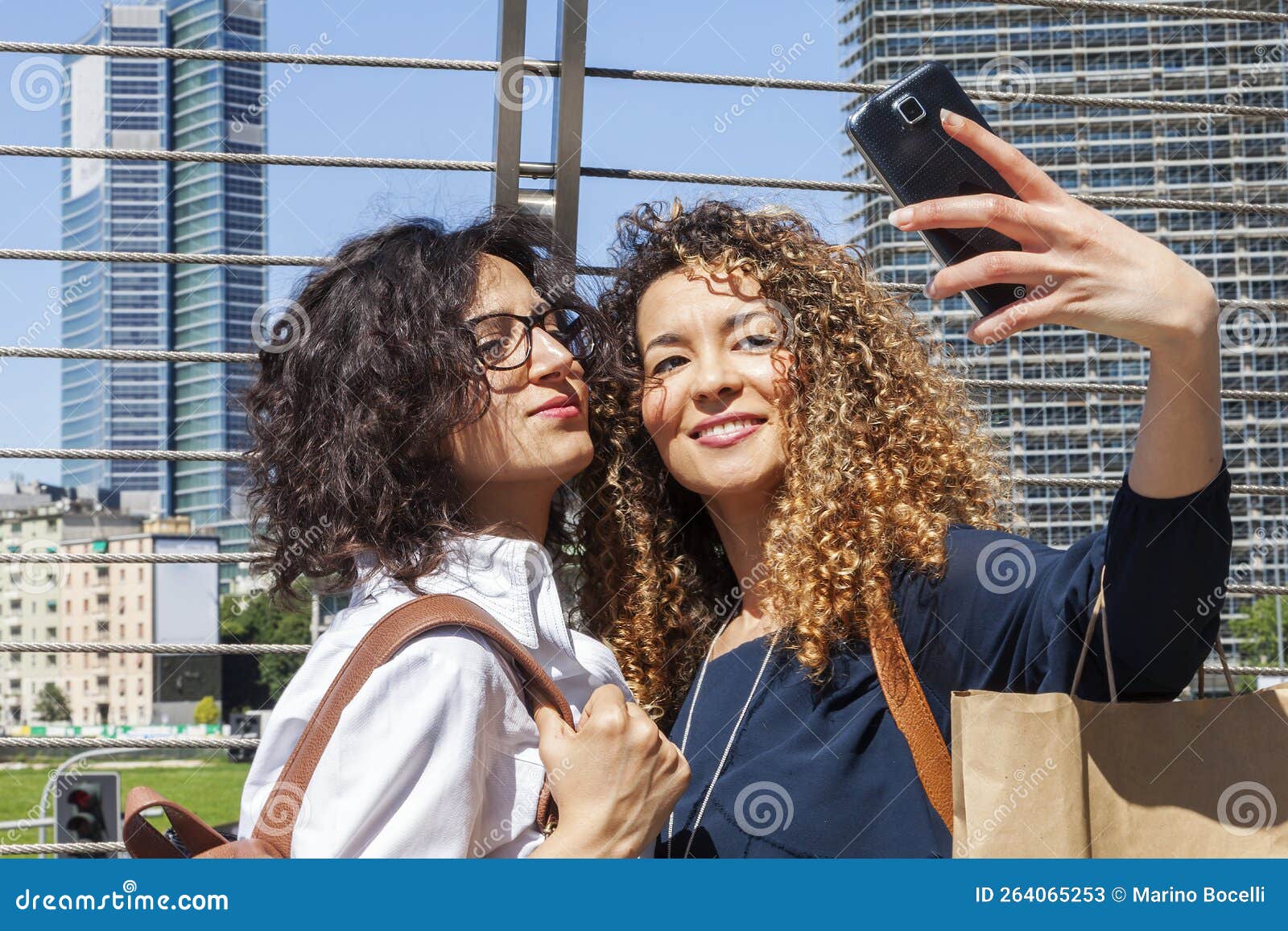 Deux Belles Filles Souriantes Prend Un Selfie Image Stock Image Du