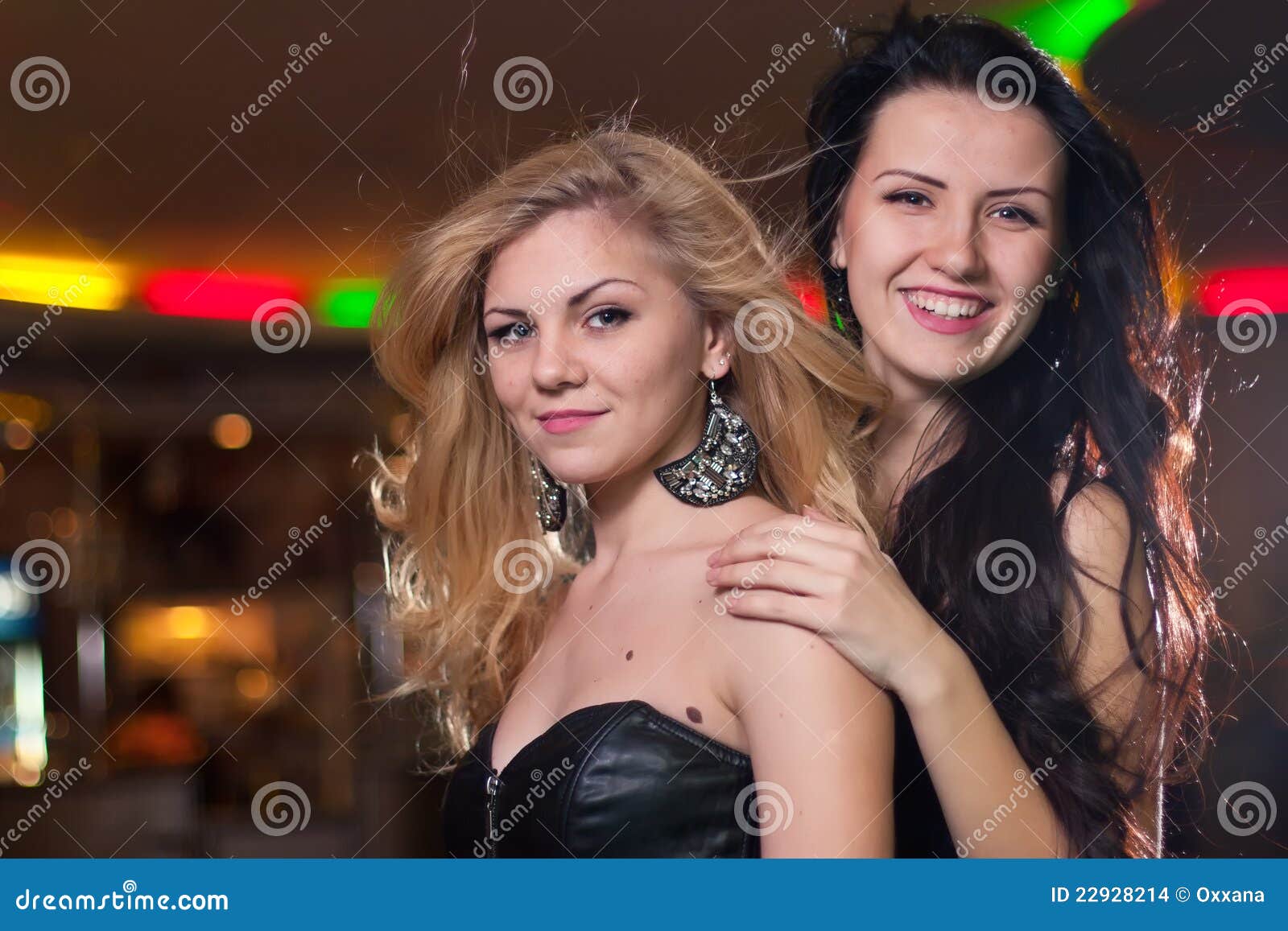 Deux Belles Filles Sourient Photo Stock Image Du Visage Femelle