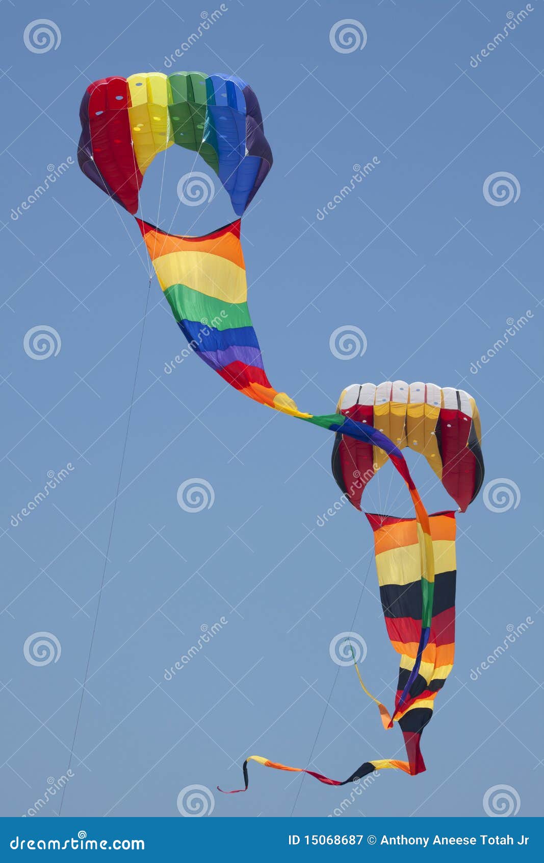 Deux cerfs-volants image stock. Image du clair, ressort - 15068687