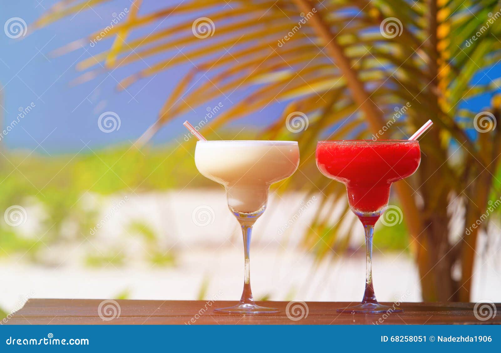 Deux Cocktails Sur La Plage Tropicale De Luxe Image stock - Image du ...
