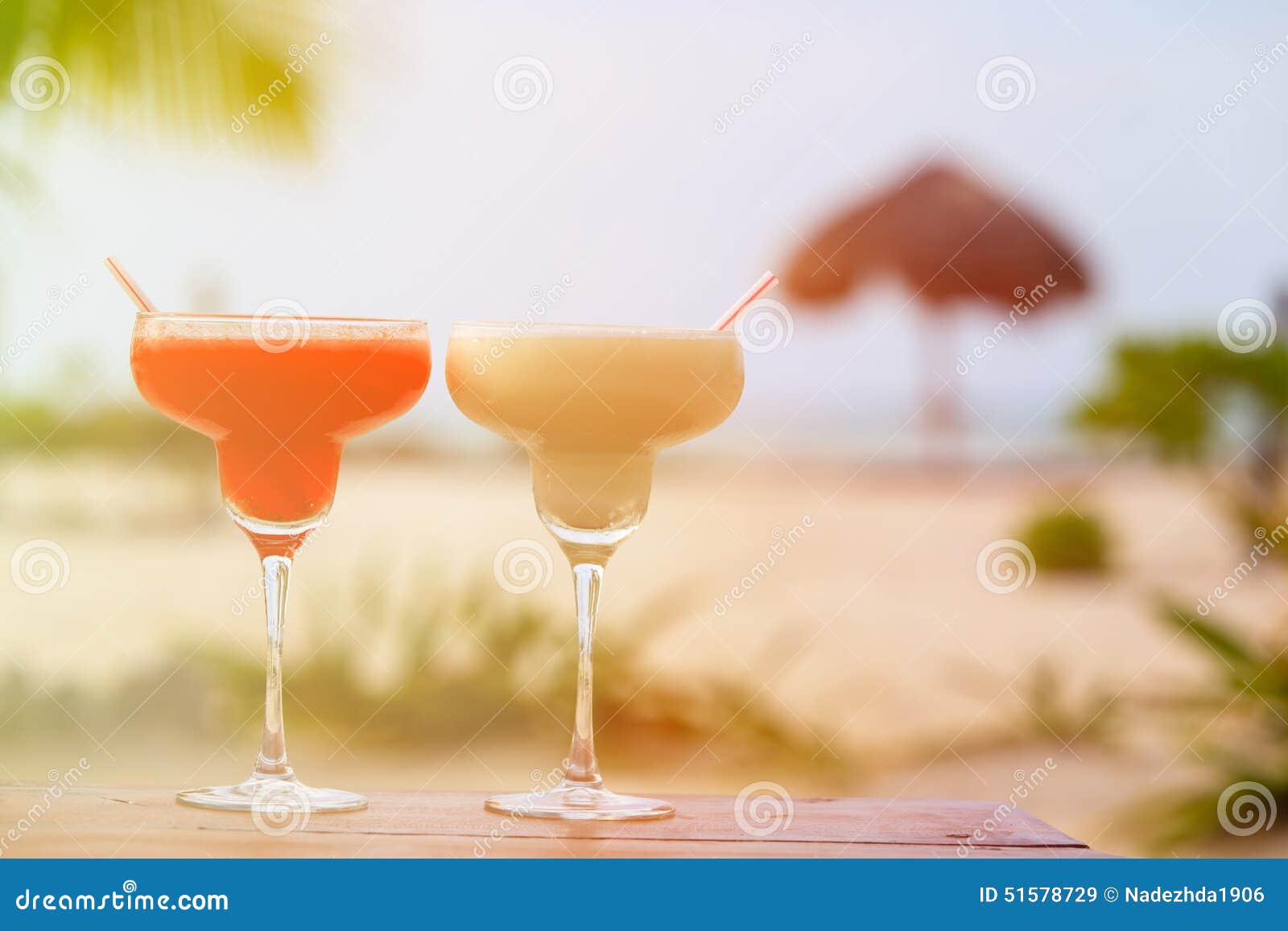 Deux Cocktails Sur La Plage Tropicale De Sable Image stock - Image du ...