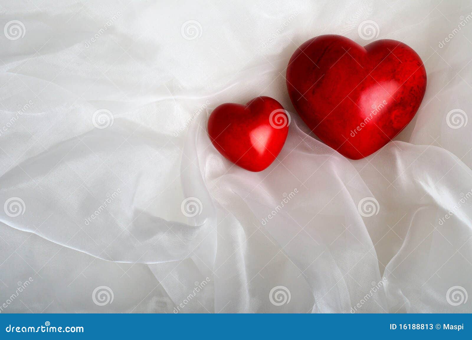 Deux coeurs rouges image stock. Image du soie, doux, valentin - 16188813