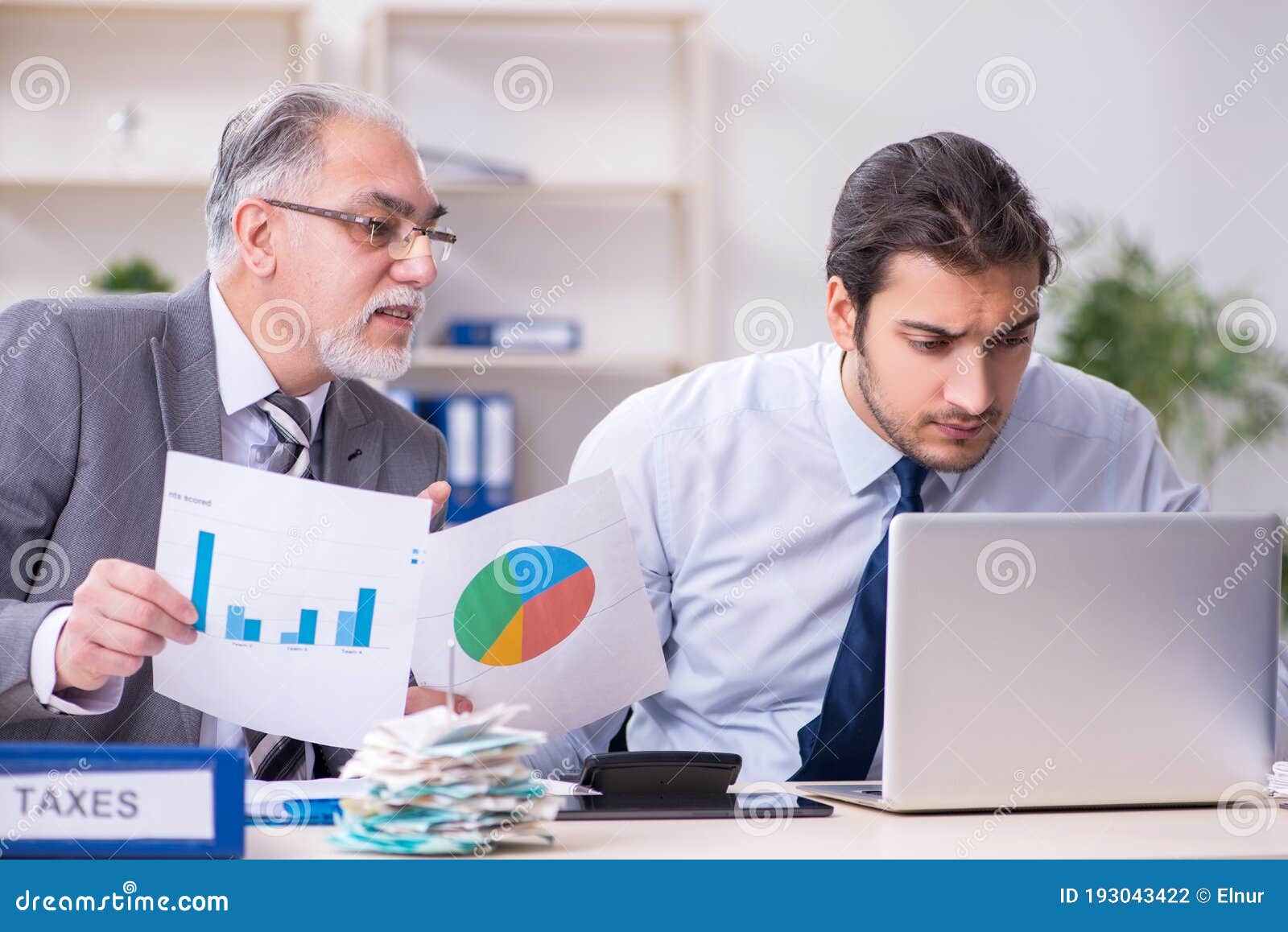 Deux Comptables Qui Travaillent Dans Le Bureau Photo stock - Image du ...