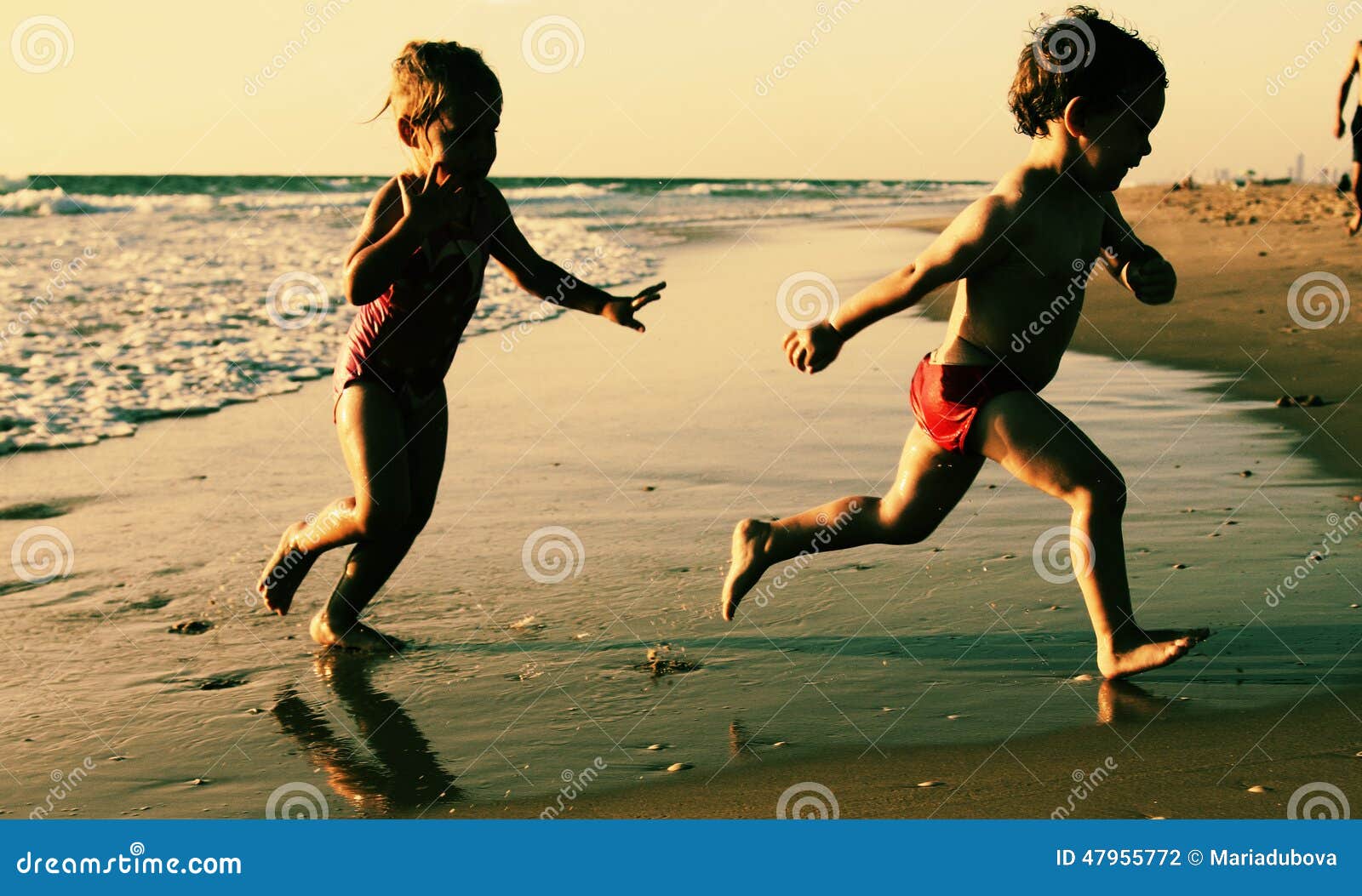 Deux Enfants Heureux Jouant Sur La Plage Photo Stock Image Du Famille
