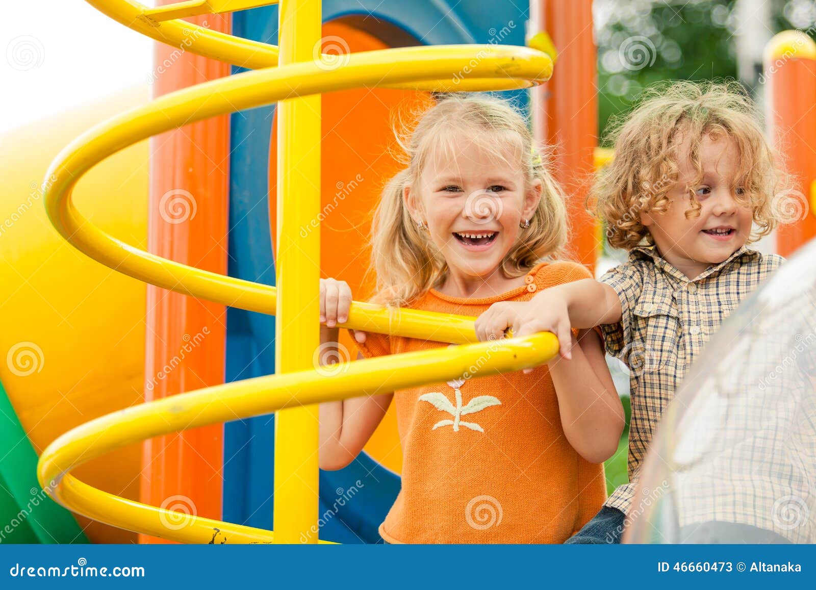 Deux Enfants Heureux Sur Le Terrain De Jeu Image Stock Image Du