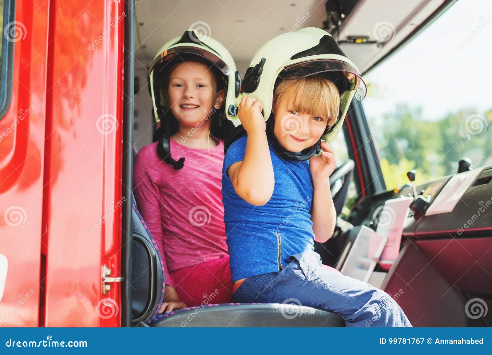Deux Enfants Mignons Jouant Dans Le Camion De Pompiers Image Stock
