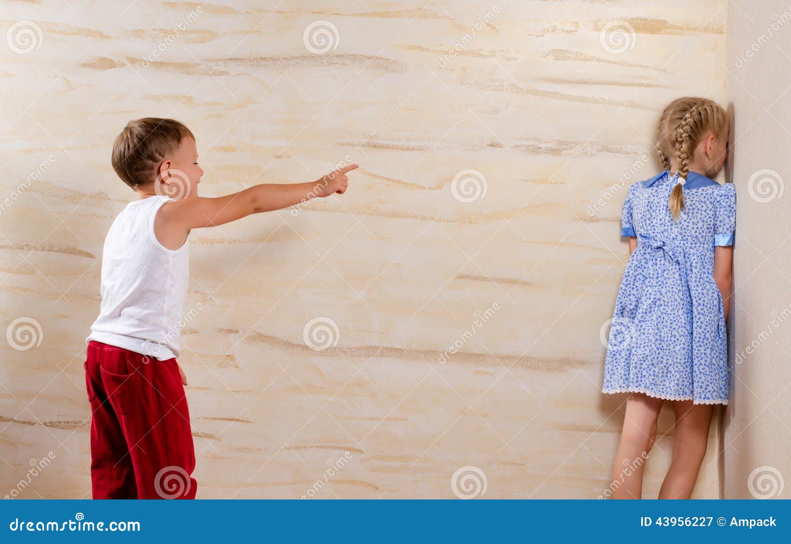 Deux Enfants Mignons Jouant Le Cache-cache Image stock - Image du ...