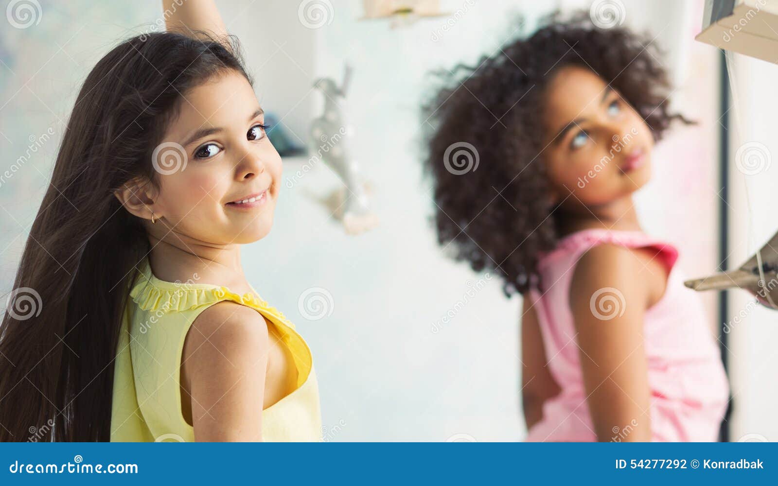 Deux Filles Adorables Jouant Ensemble Photo Stock Image Du Joie Beau