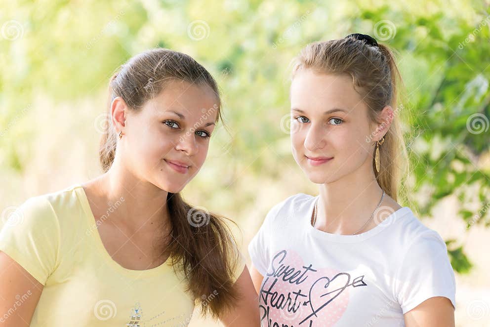 Deux Filles De Ladolescence En Nature Image Stock Image Du Herbe
