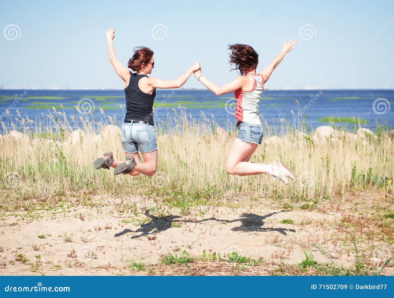 Deux Filles Heureuses Sautant Sur La Plage Image Stock Image Du Plage