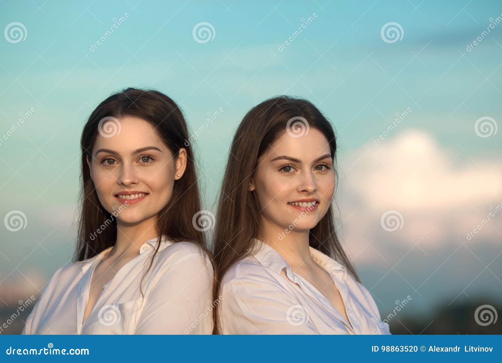 Deux Filles Jumelles De Belles Jeunes Soeurs Photo Stock Image Du
