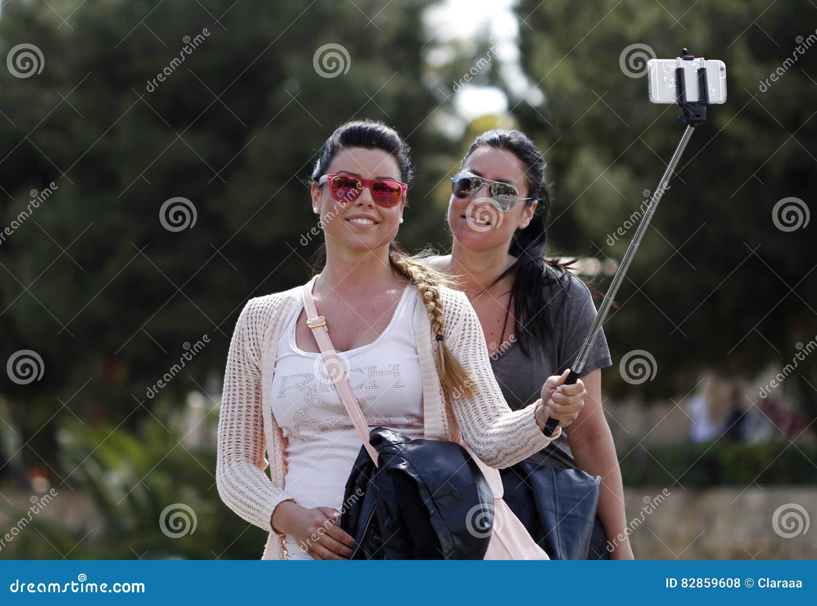 Deux Filles Prennent Un Selfie Sur La Rue Photo Stock éditorial Image