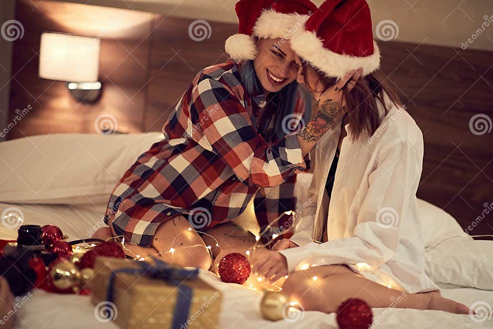 Deux Filles Se Préparant à Une Action Lesbienne Vicieuse Image Stock