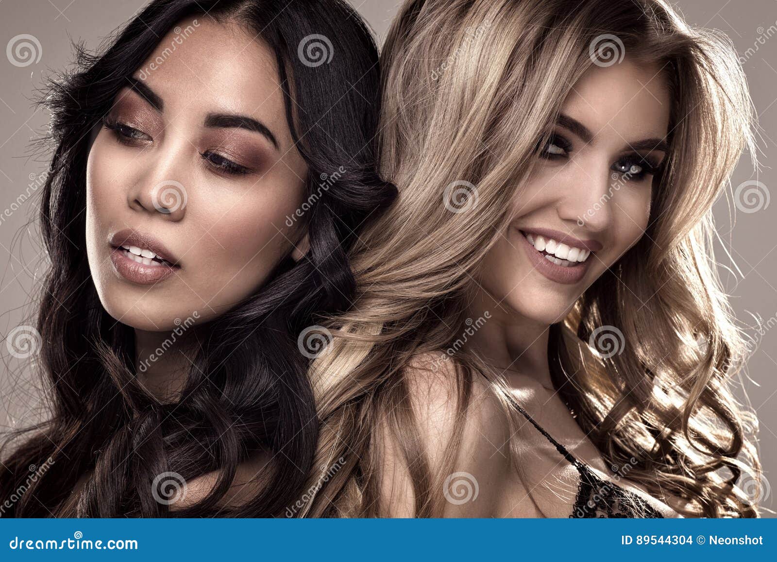 Deux Filles Sensuelles Posant Ensemble Photo Stock Image Du Cheveu
