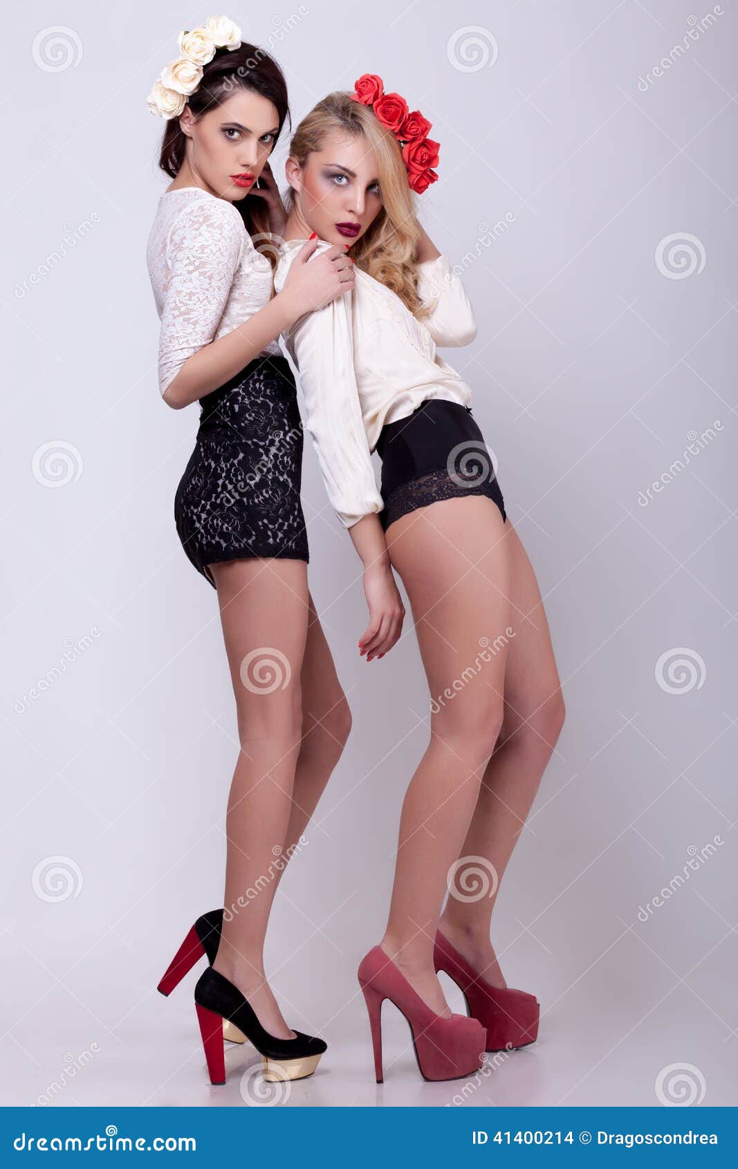 Deux Filles Sexy Grandes Sur Le Fond Gris Photo Stock Image Du Pose