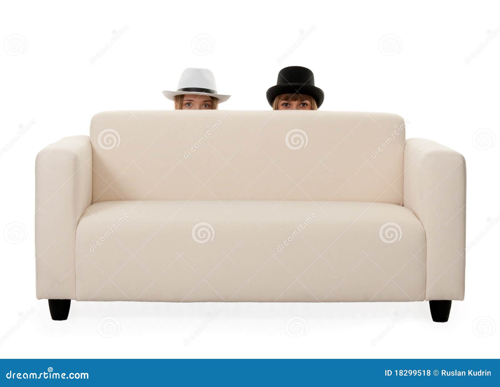 Deux filles sur le divan photo stock. Image du attrayant - 18299518