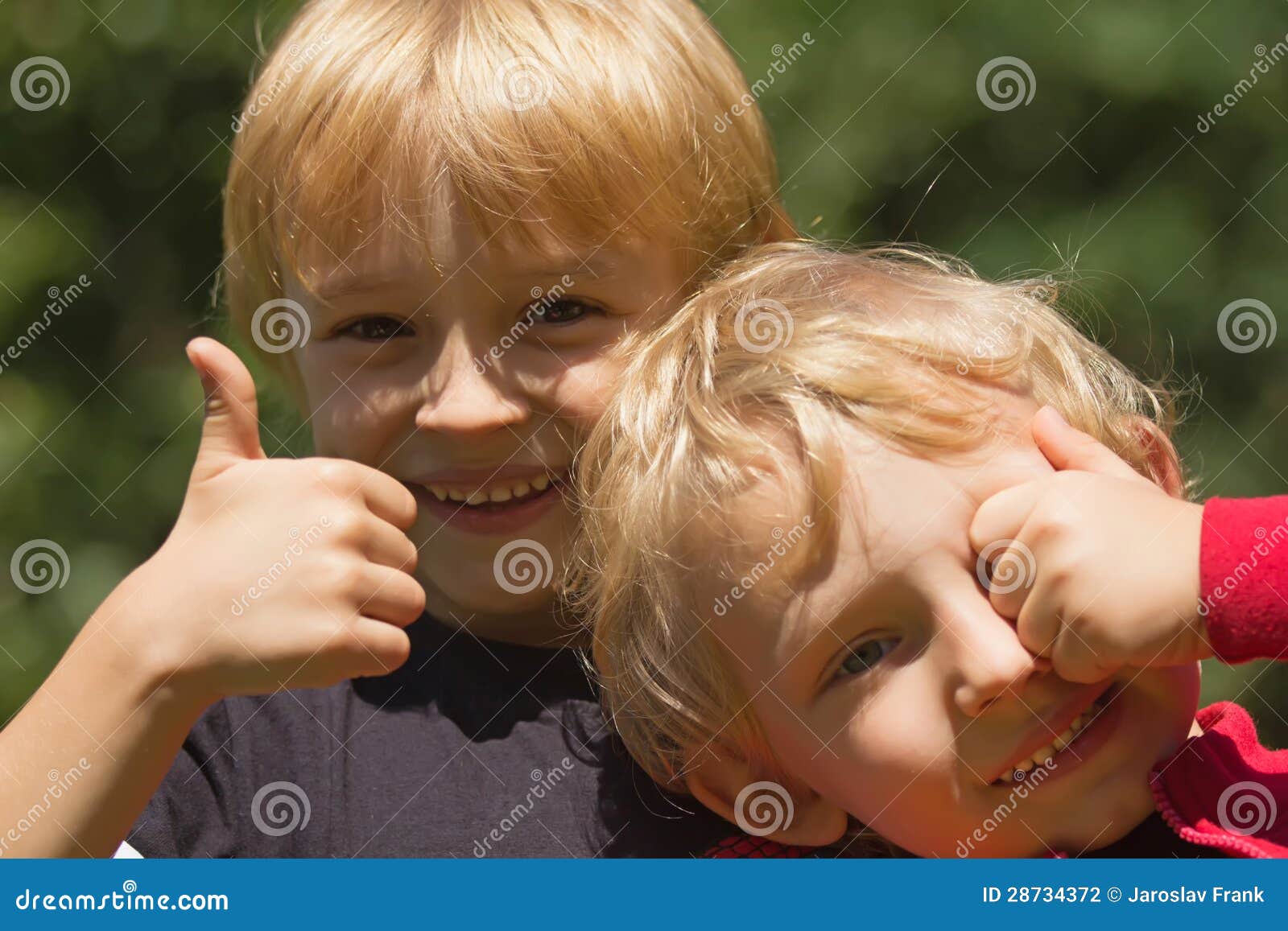 Deux garçons blonds photo stock. Image du jardin, détail - 28734372