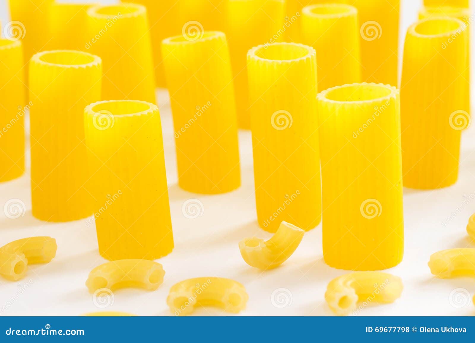 Deux Genres De Pâtes Sous Forme De Tubes Photo stock - Image du pâtes ...