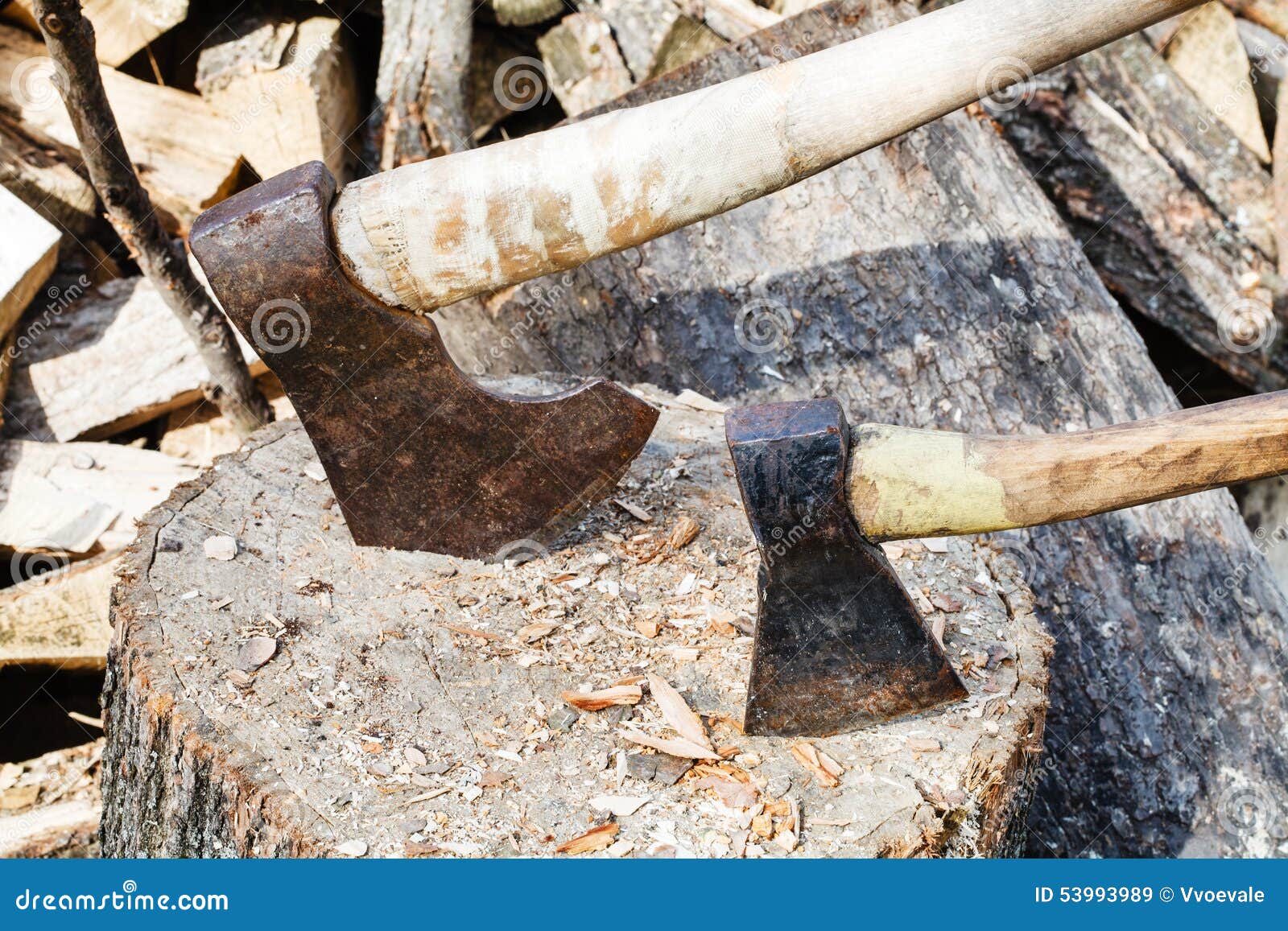 Deux Haches Dans Le Bloc Pour Couper Le Bois De Chauffage Image stock ...