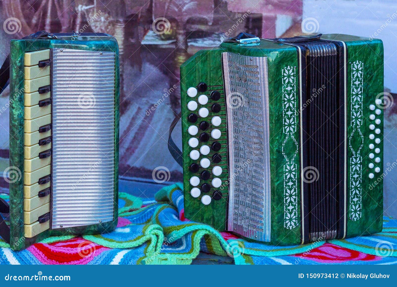 Deux Harmonicas Tatars, Instruments De Musique Photo stock - Image du ...