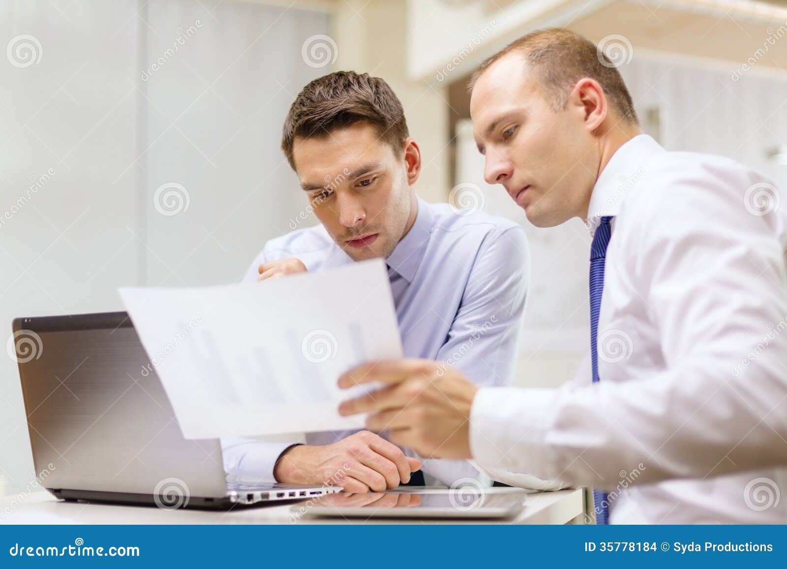Deux Hommes D'affaires Ayant La Discussion Dans Le Bureau Photo stock ... Deux Hommes D'affaires Ayant La Discussion Dans Le Bureau Photo stock ...