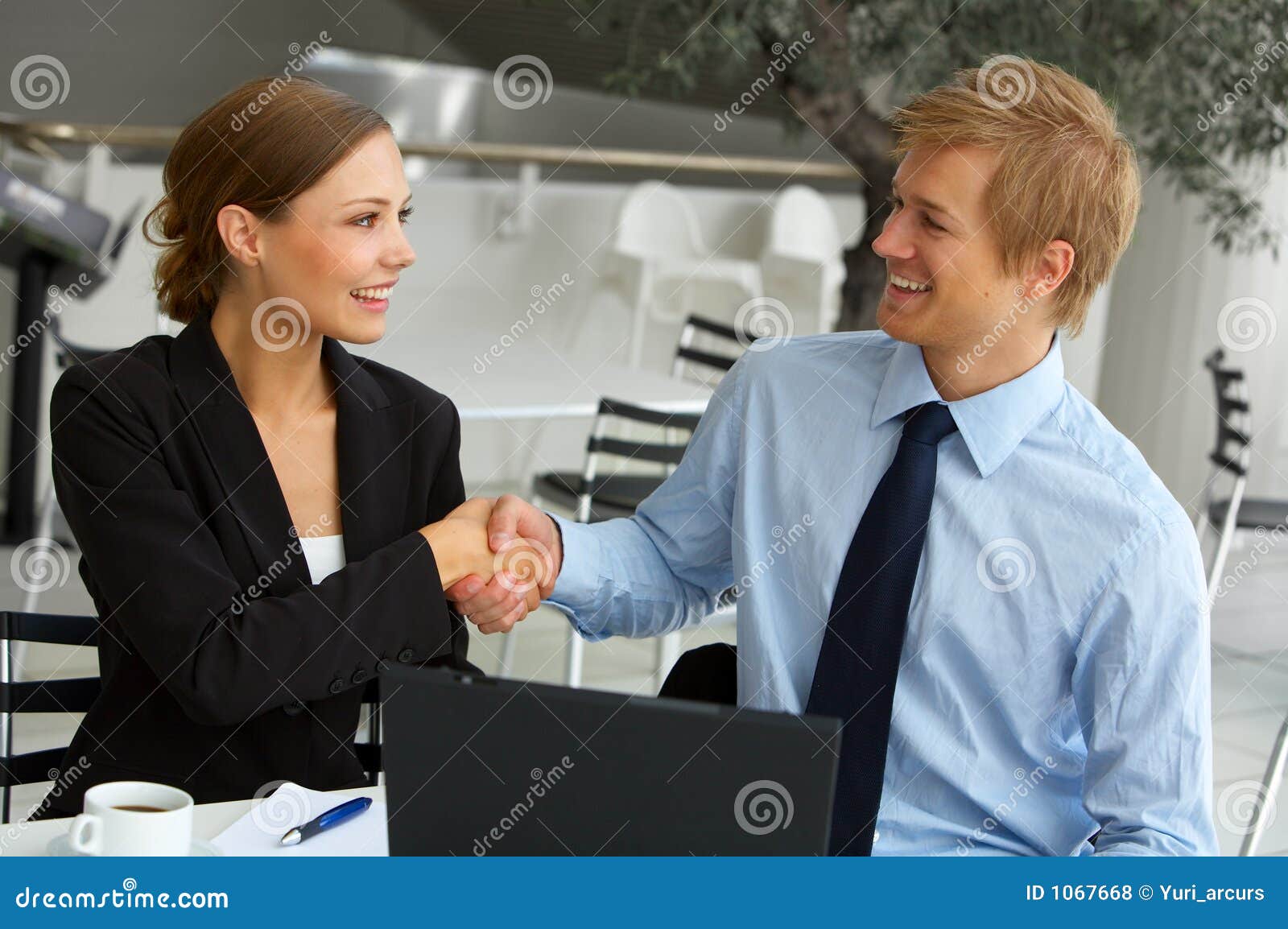 Deux Hommes D'affaires Se Serrant La Main. Photo stock - Image du ... Deux Hommes D'affaires Se Serrant La Main. Photo stock - Image du ...
