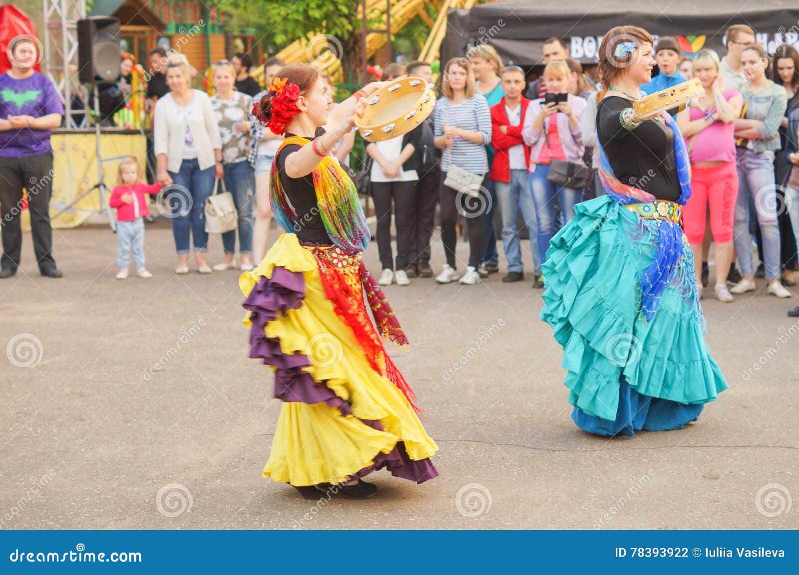 Deux Jeunes Filles Dansant La Danse Gitane Avec Des Tambours De Basque Photographie éditorial ...