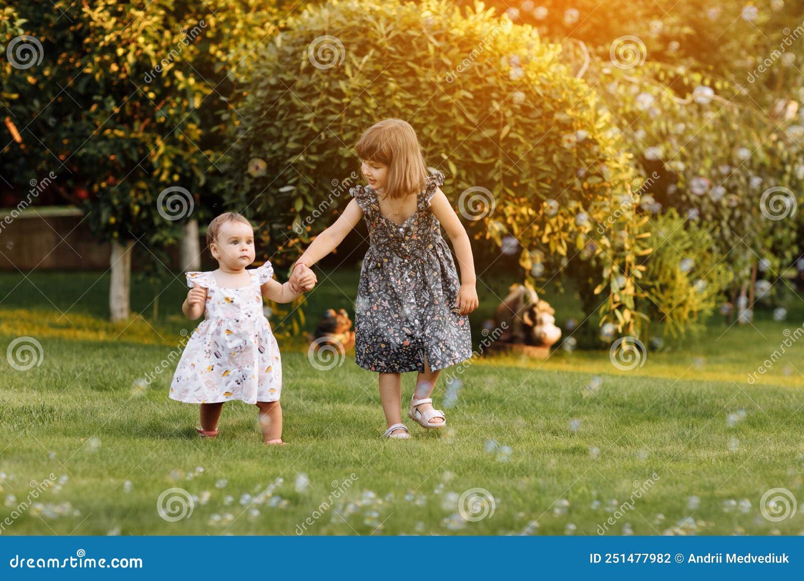 Deux Jolies Filles Adorables Soeurs Sourient Joyeusement Ensemble
