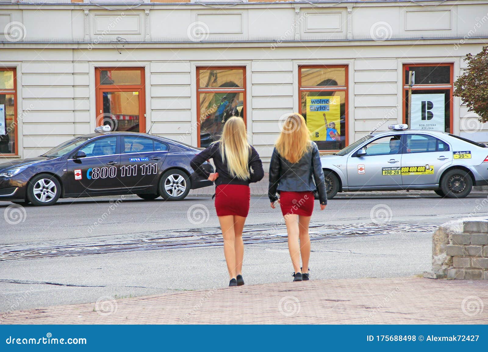Deux Jumelles Vont Dans La Rue Jeunes Filles Avec Vue Arrière à