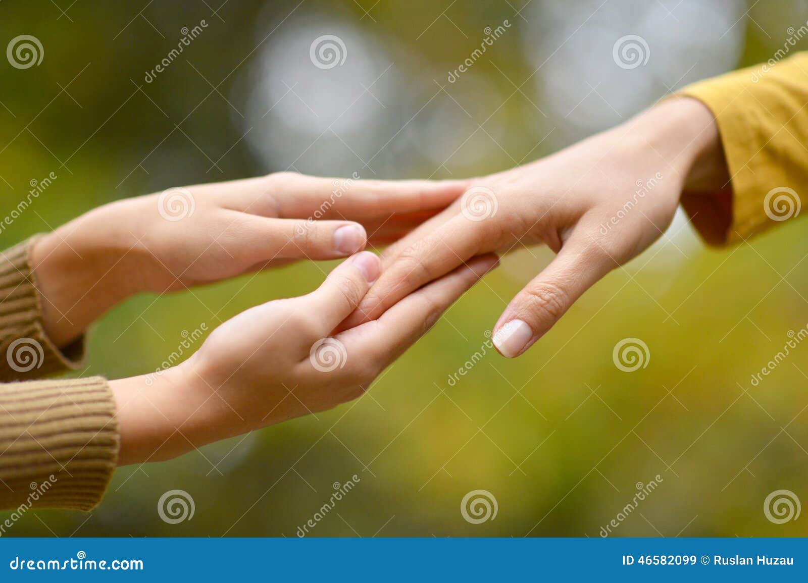 Deux mains ensemble image stock. Image du proximité, isolat - 46582099
