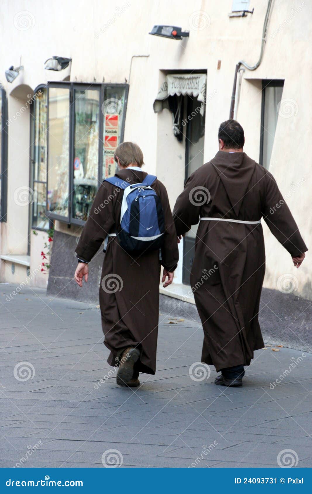 Deux moines franciscains photo éditorial. Image du francis - 24093731