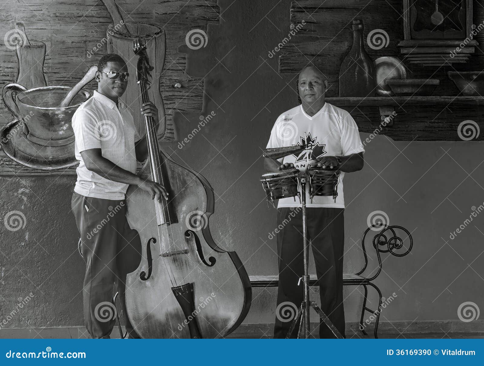 Deux Musiciens Cubains Professionnels Image éditorial - Image du noir ...