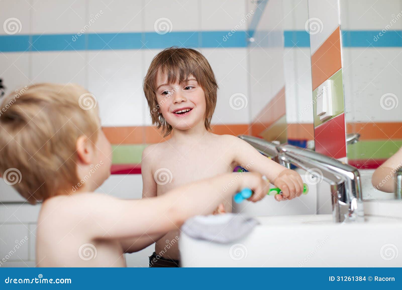 Deux Petits Garçons Dans Une Salle De Bains Photo stock - Image du ...