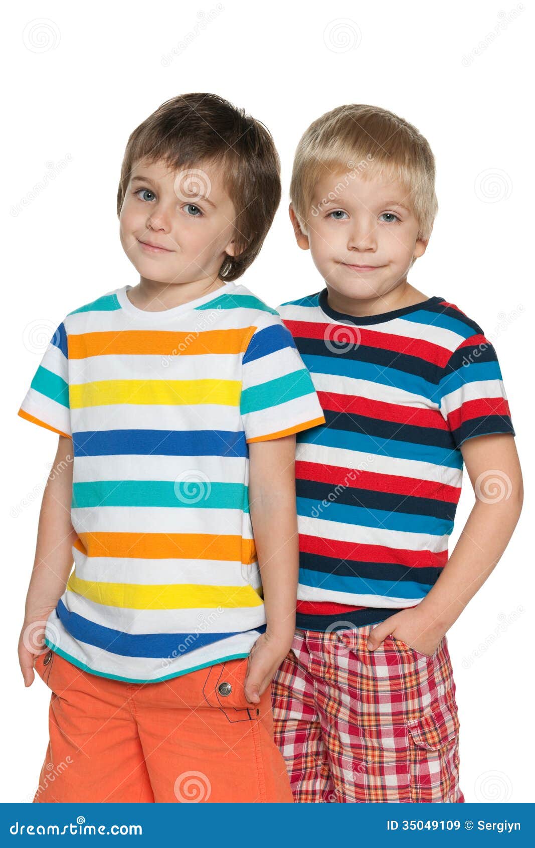 Deux petits garçons joyeux image stock. Image du masculin - 35049109