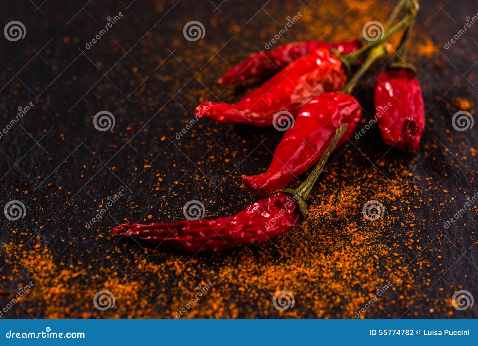 Deux Poivrons De /poivron Rouge Photo stock - Image du poivron, légume ...