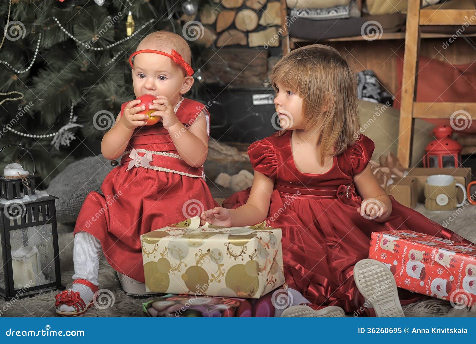 Deux Soeurs Dans Des Robes Rouges Image Stock Image Du Bonheur Chéri